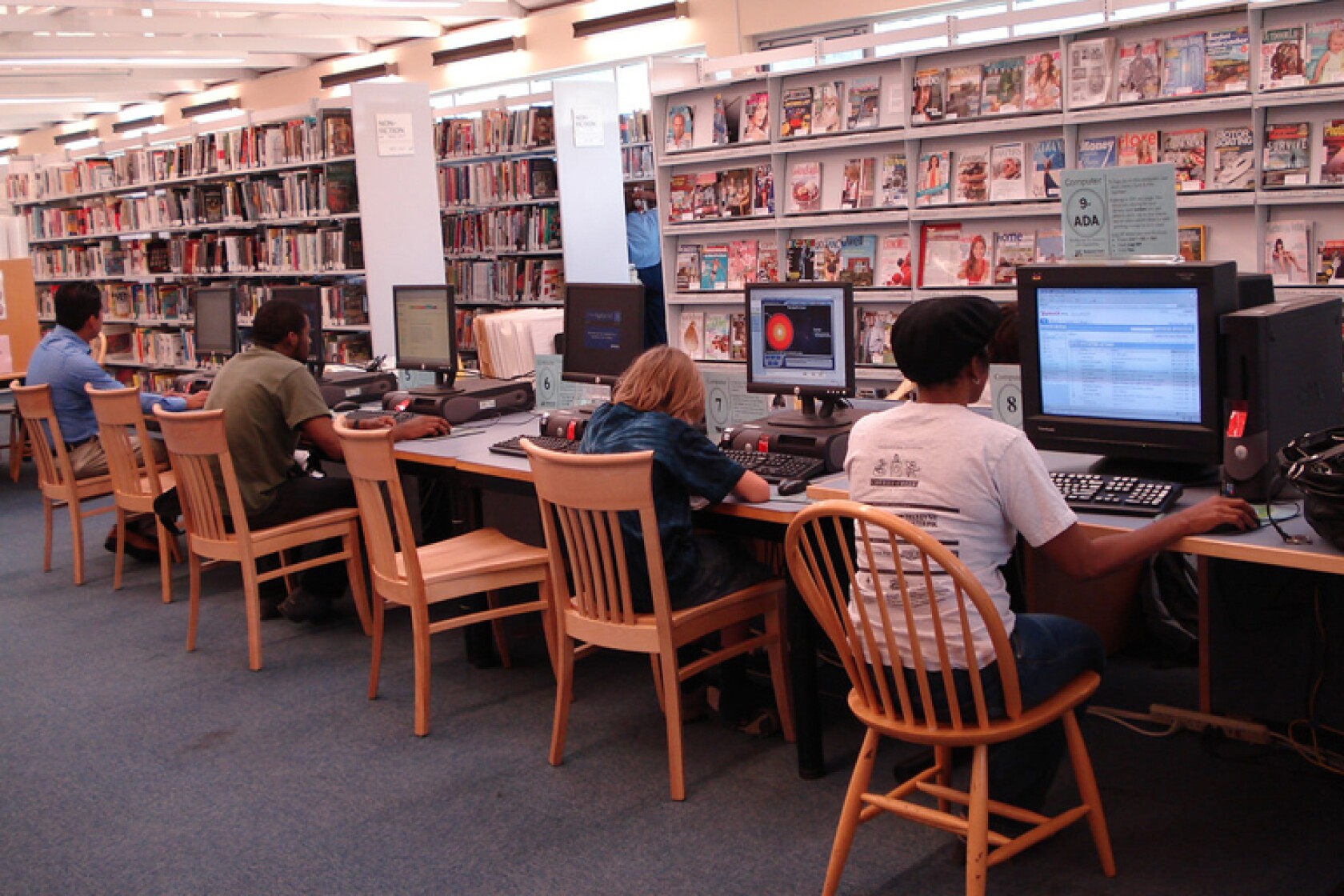 Are Public Computers in Libraries Becoming Obsolete?